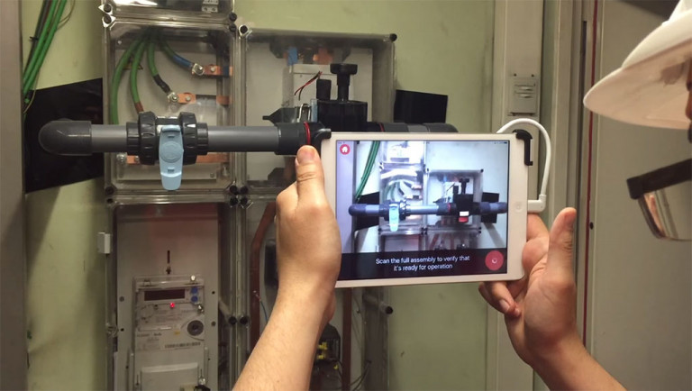 What is Augmented Reality technology and how does AR work - 2023